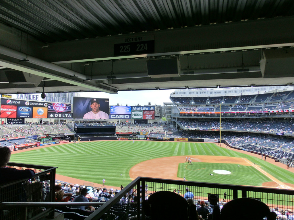New York Yankees Stadium: Baseballfeld vom Main Level (2. Ebene)